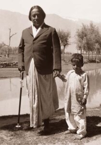 Paramahansa Yogananda and Little Boy in India, 1936 - Yogoda Satsanga ...